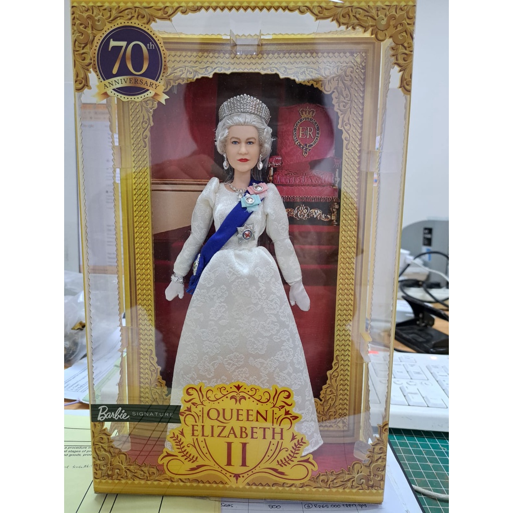 Jual Barbie Signature Queen Elizabeth II | Shopee Indonesia Jual Barbie Signature Queen Elizabeth II | Shopee Indonesia