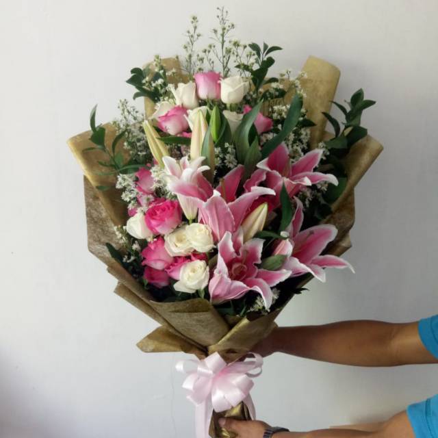 Jual Bucket Bunga Mawar 15 tangkai + Lilly 3 Tangkai | Shopee Indonesia