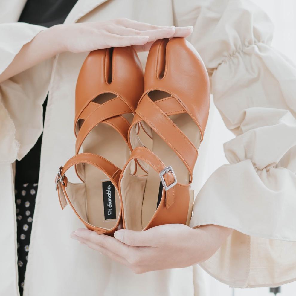 Jual Mauren Tabi Flat Shoes (Black - Teracota) (KODE 8567) | Shopee ...