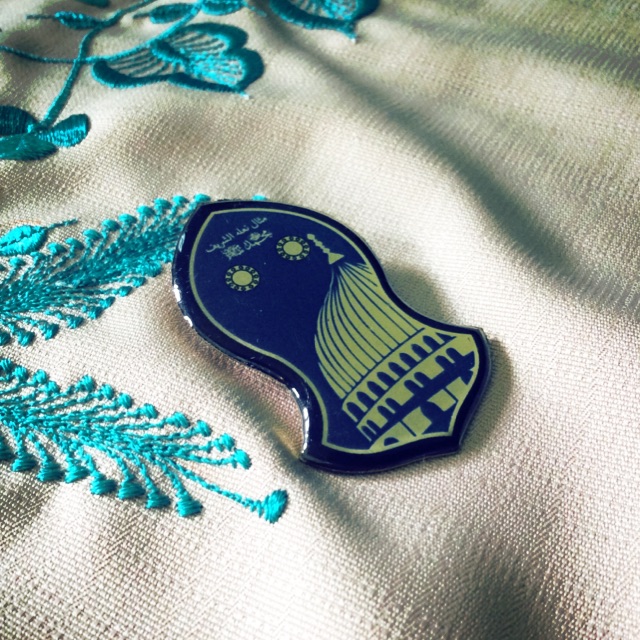 Jual Pin Terompah Bermotif Qubah Masjid Nabawi | Shopee Indonesia
