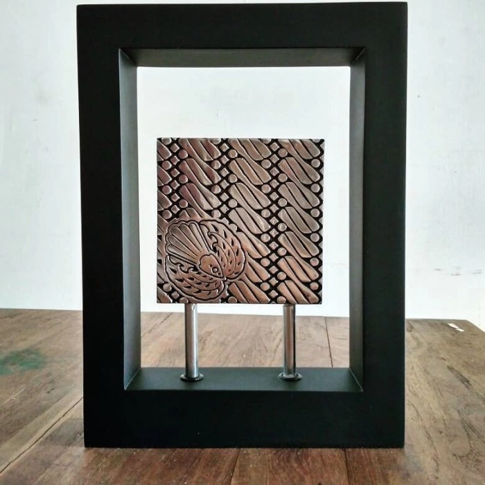Jual KARIKATUR-MINIATUR- PAJANGAN REPLIKA MOTIF BATIK NUSANTARA ...