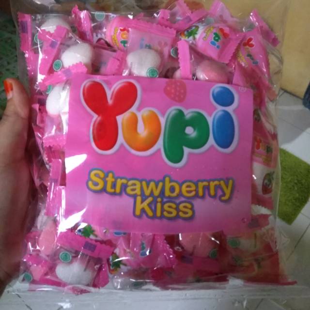 Jual Permen Yupi Strawberry kiss kiloan 250gr | Shopee Indonesia