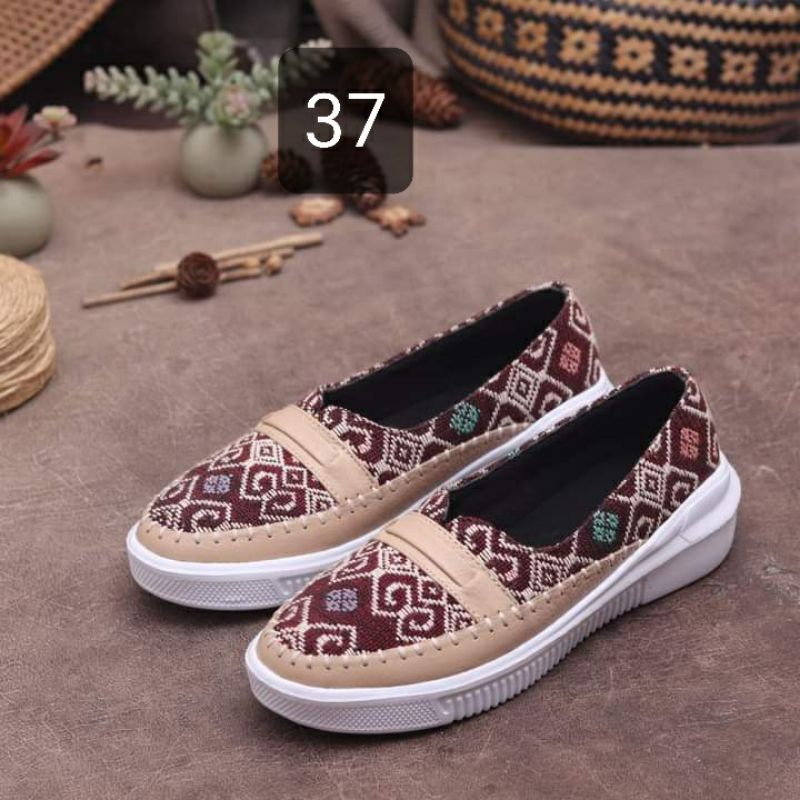 Jual SNEAKERS TENUN NTT, SNEAKERS ETNIK, SNEAKERS KULIT, SNEAKERS UNIK ...