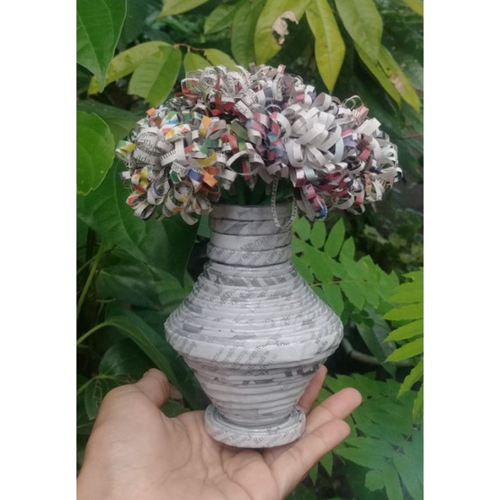 Jual KERAJINAN TANGAN VAS+BUNGA DARI KORAN/HANDMADE SET VAS BUNGA DARI ...
