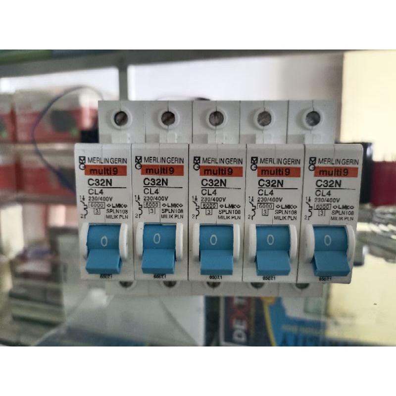 Jual MCB Multi9 4A/Mcb Merlin Gerin biru 4A Standar PLN | Shopee Indonesia