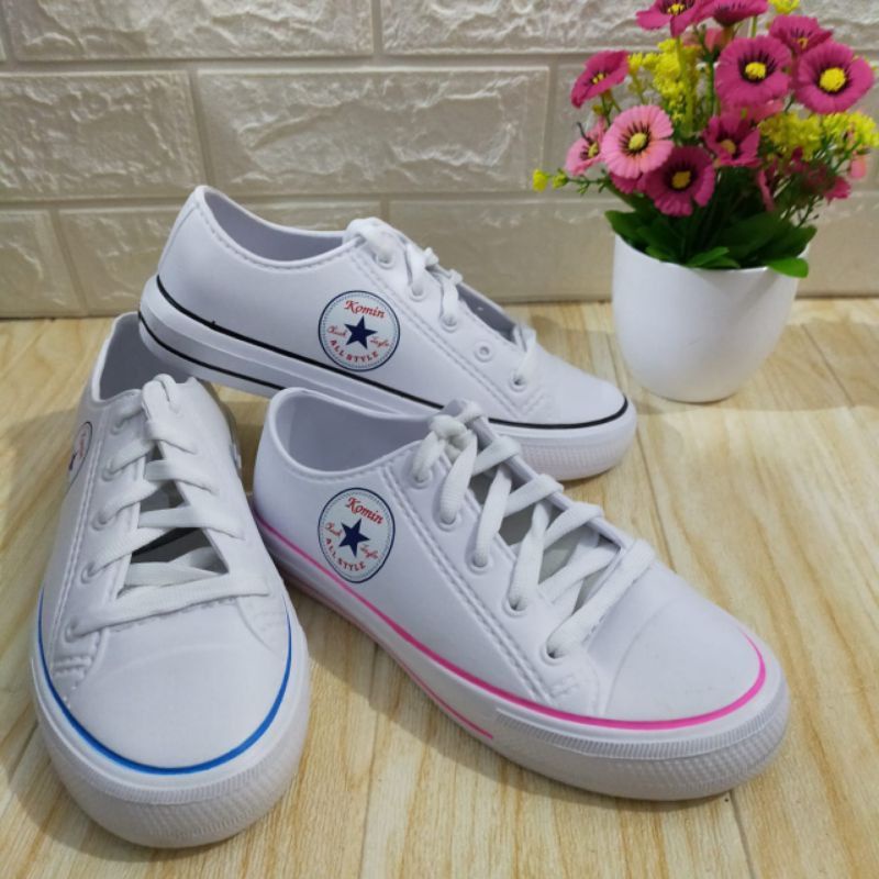 Jual Sepatu kats Sepatu cewek warna putih Sepatu tali Merk Komin ...