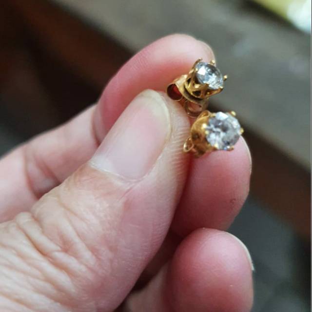 Jual Giwang anting tusuk desy desi mata putih emas asli 70% 700 ...