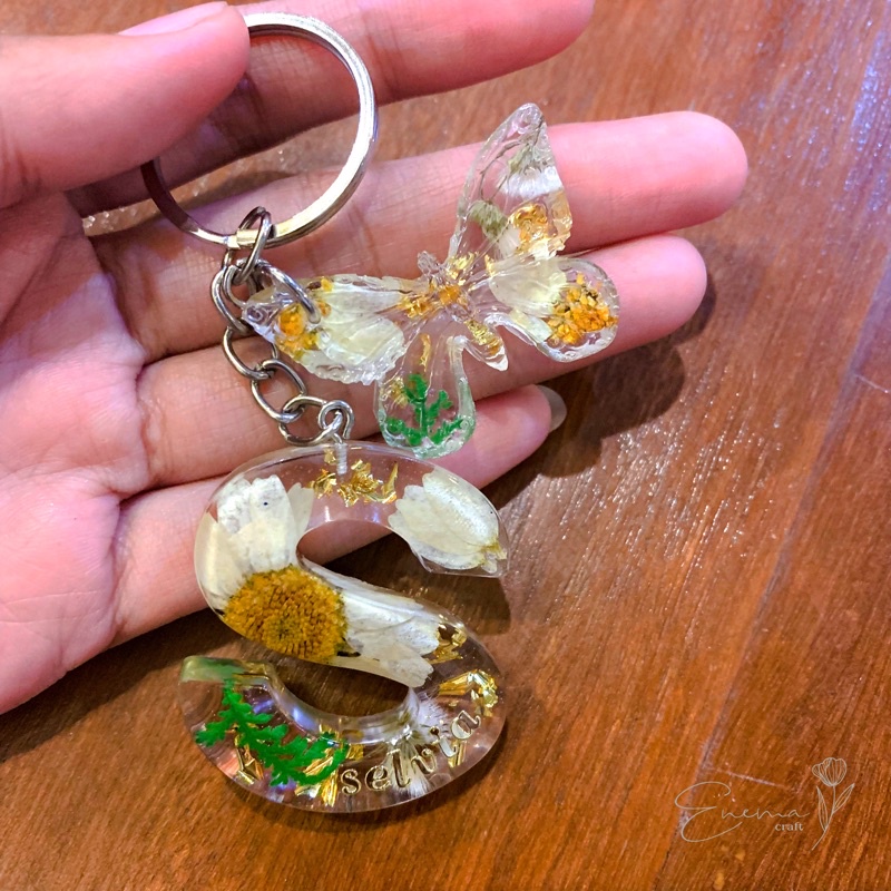 Jual Gantungan Kunci Inisial nama Bunga Kering/ Keychain Resin alphabet ...