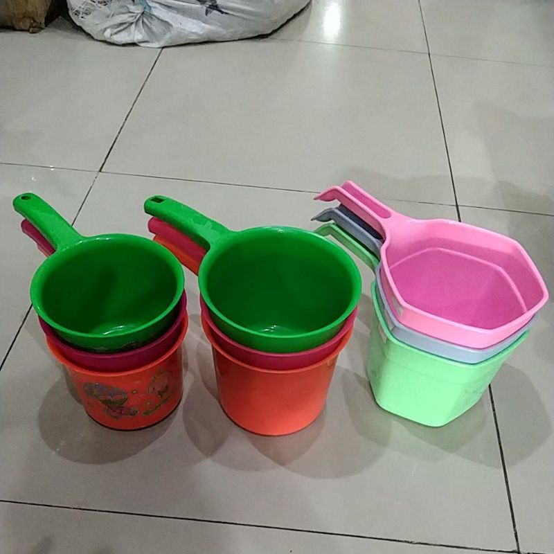 Jual gayung air plastik ukuran sedang dan jumbo | Shopee Indonesia