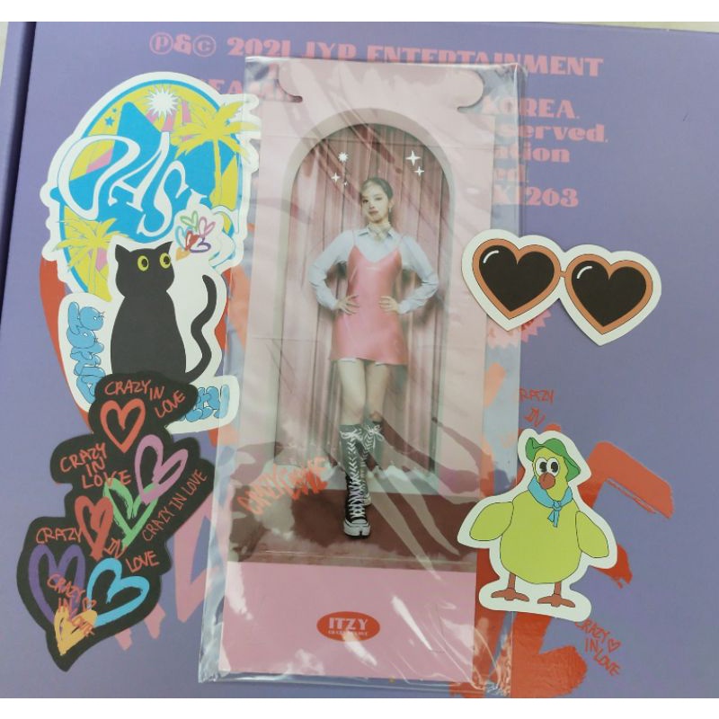 Jual stand paper ryujin itzy OFFICIAL dari album "CRAZY IN LOVE ...