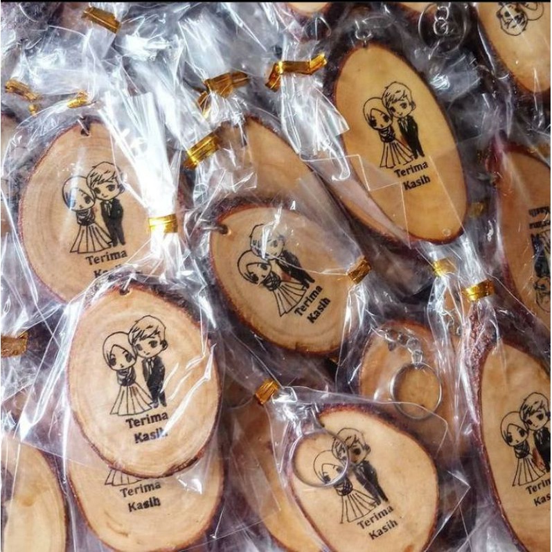 Jual gantungan kunci kayu wedding / ganci kayu wedding/ souvenir ...
