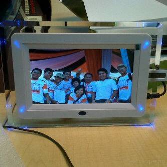 Jual Bingkai foto digital (digital frame) 7inc pajang ribuan foto ...
