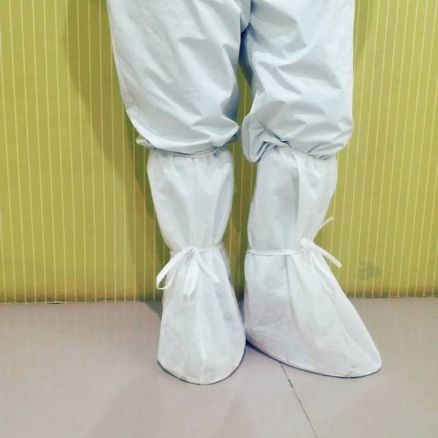Jual Shoe cover APD pelindung sepatu medis dari droplet aerosol yang ...