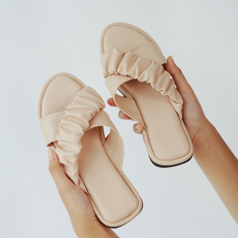 Jual SHOEPPLE Emily Slippers | Sandal Slippers Wanita Daily | Sandal ...