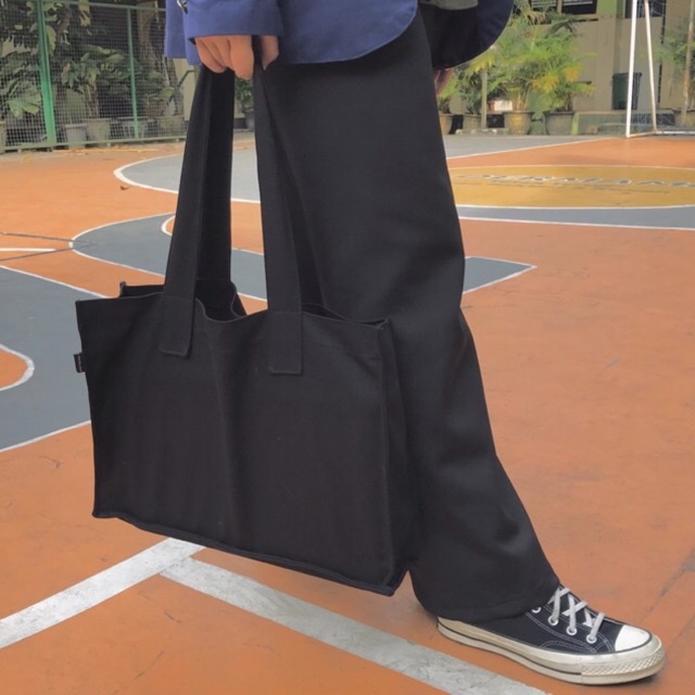 Jual Totebag Polos hitam kanvas premium tebal dan halus dengan sisi samping dan bawah | Shopee ...