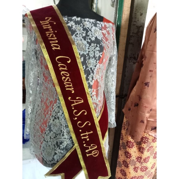 Jual selempang wisuda bludru renda 2lapis(SEHARI JADI) | Shopee Indonesia