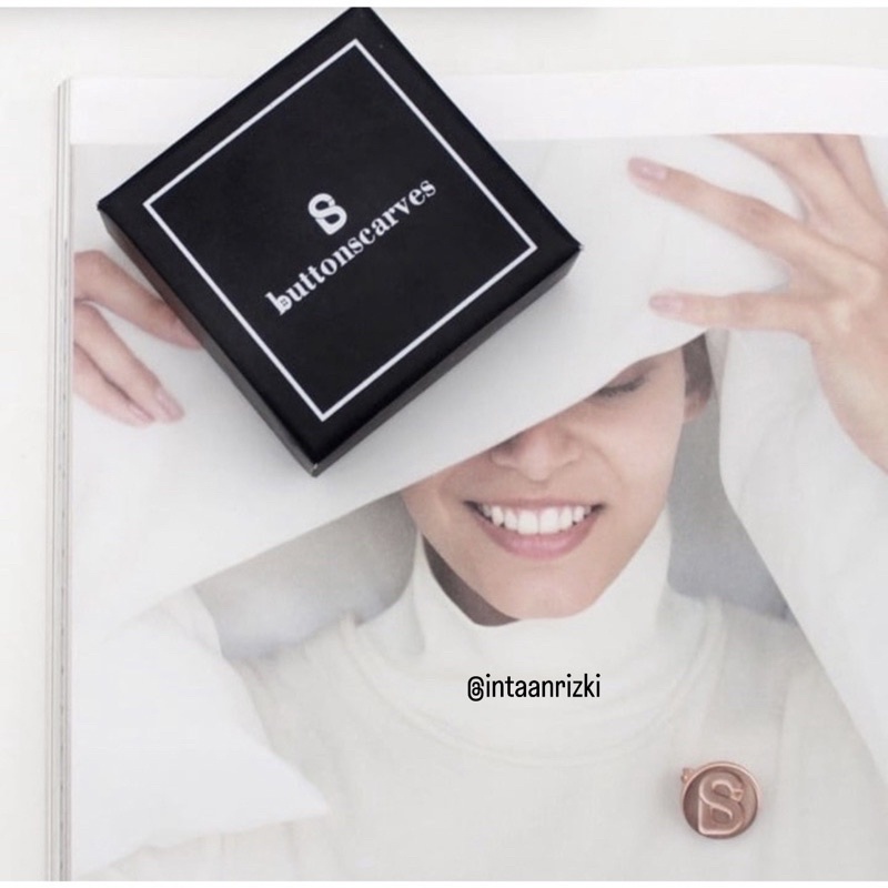 Jual [NEW] Original Buttonscarves Brooch Round Signature BS Bros Bulat ...