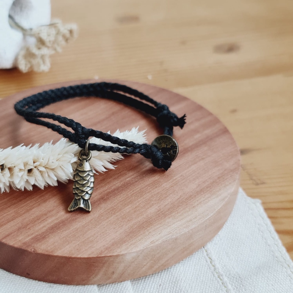 Jual Koinobori Ikan Bold Hitam Gelang Kepang Tali 22.170 | Shopee Indonesia