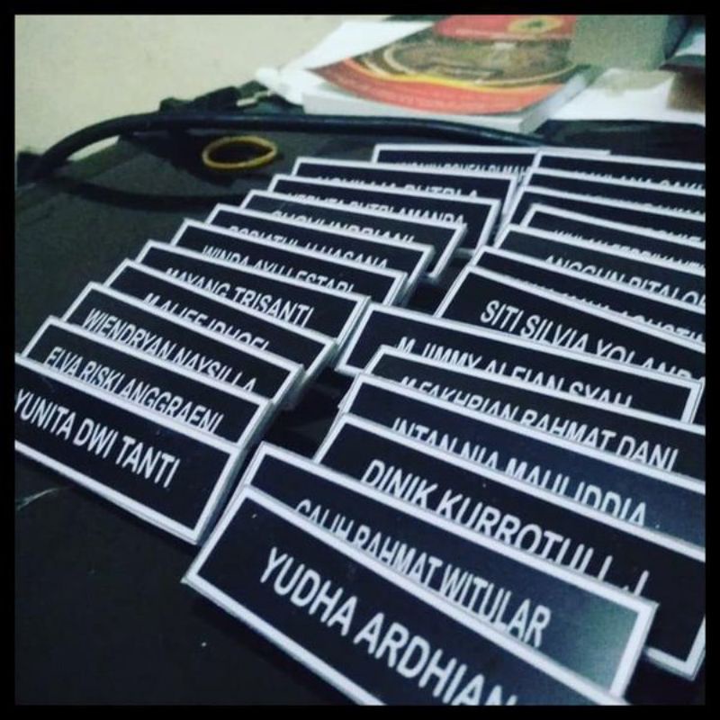 Jual Pin Nama Acrylic Name Tag Grafir Bahan Akrilik Papan Nama Dada ...