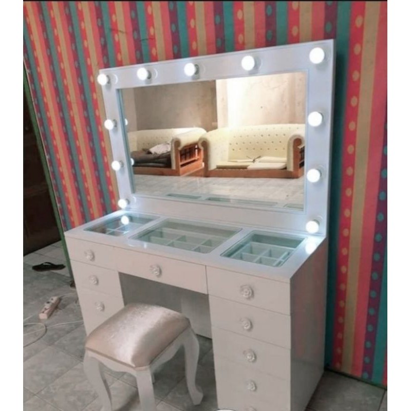 Jual meja rias / lemari makeup / lemari hias sudah ikut lampu Bisa ...