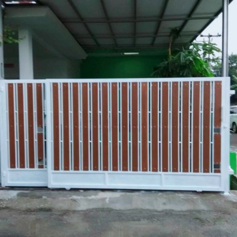 Jual pintu gerbang/pagar besi kombinasi woodplank motif kayu | Shopee ...