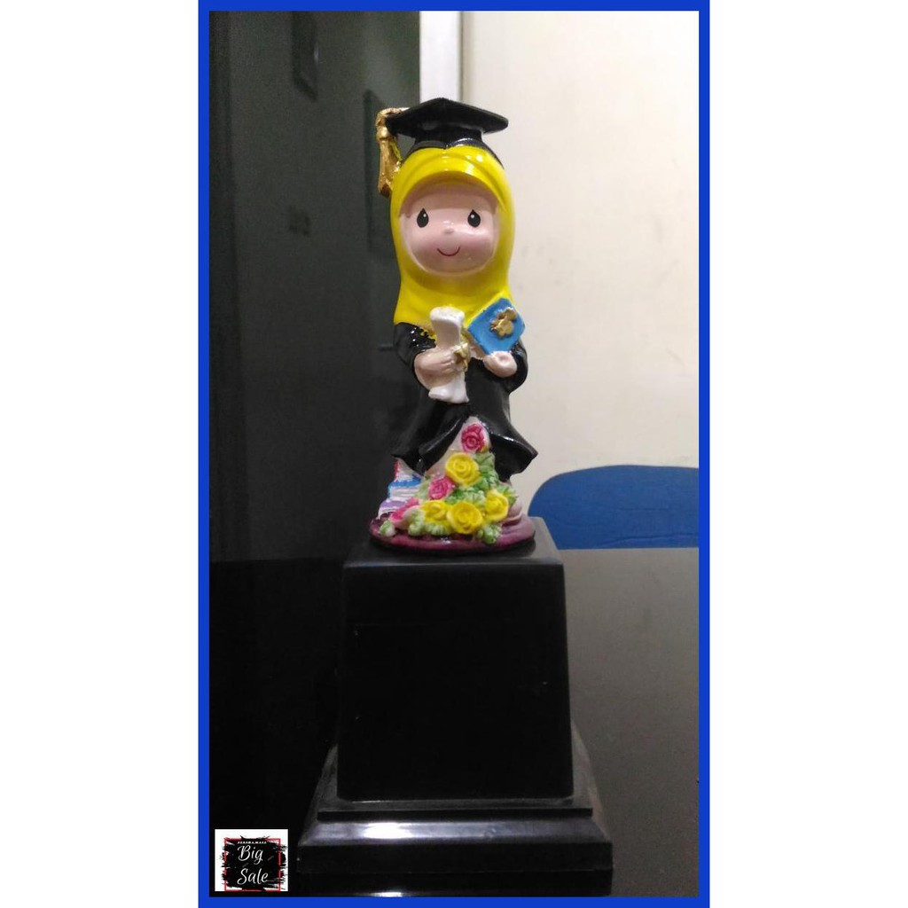 Jual WISUDAAKENOB- PATUNG / BONEKA PAJANGAN PIALA WISUDA BUAT ANAK ...