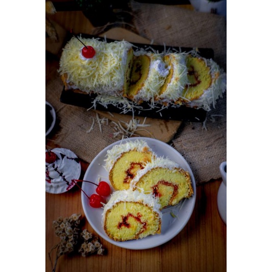 Jual Bolu Gulung Toping Keju Roll Cake Isi Selai Strawberry Keju ...