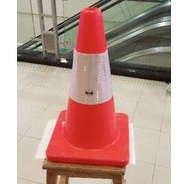 Jual TRAFFIC CONE/ KERUCUT/ PEMBATAS LALU LINTAS TINGGI 45CM MURAH | Shopee Indonesia