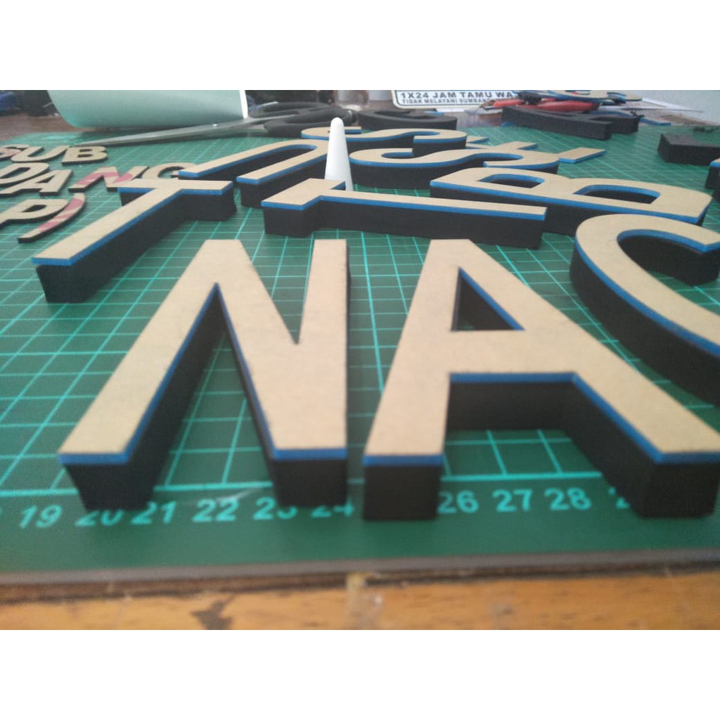 Jual Huruf Timbul Akrilik + Spon ati (total tebal 12mm) | Shopee Indonesia