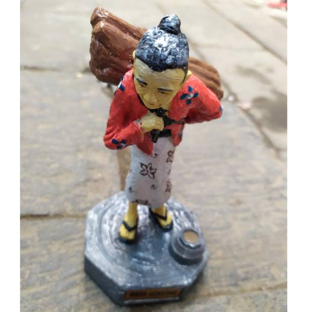 Jual Pajangan Miniatur Mbah Putri Gendong Kayu Bahan Fiberglass ...