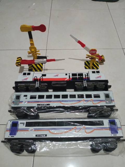 Jual KERETA API KAYU (Paket 1 Lokomotif, 2 Gerbong dan 2 palang pintu ...