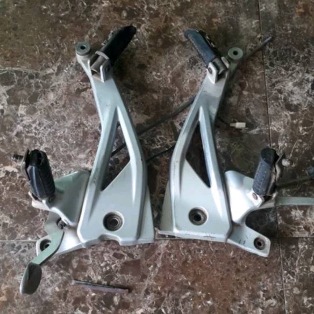 Jual Footstep foot step bajaj pulsar 200 dtsi original copotan | Shopee ...