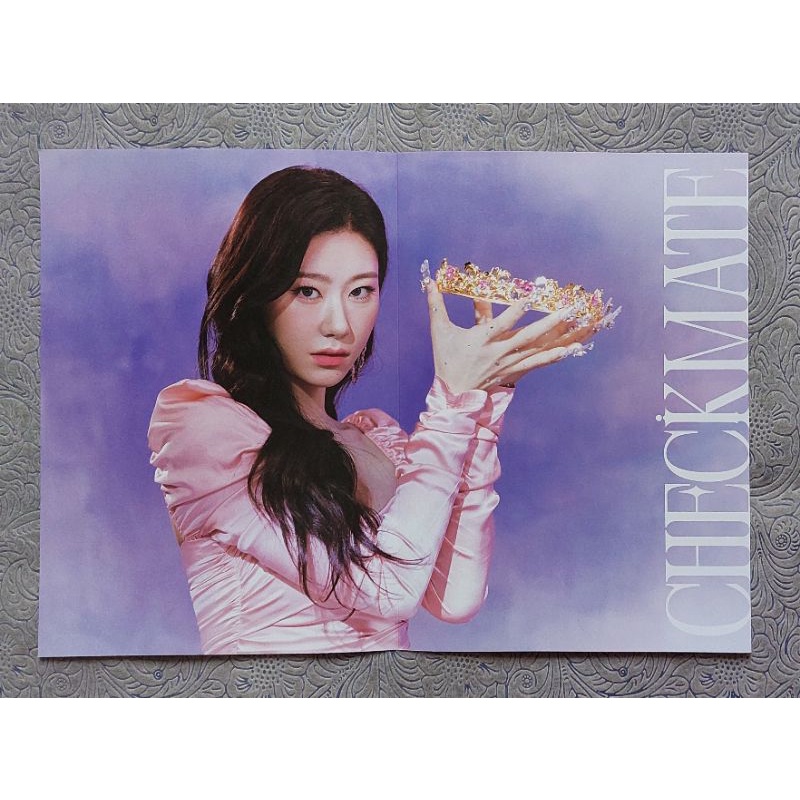 Jual Official Folded Poster Chaeryoung ITZY Checkmate | Shopee Indonesia