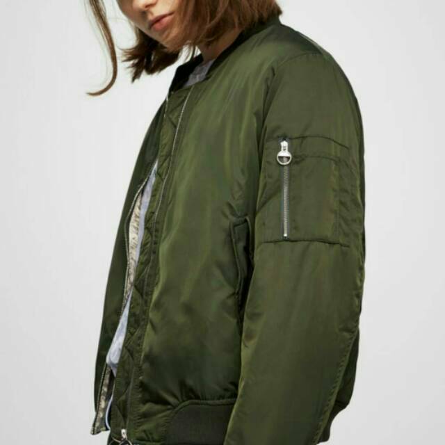 Jual Basic bomber jacket "Pull&Bear" original | Shopee Indonesia