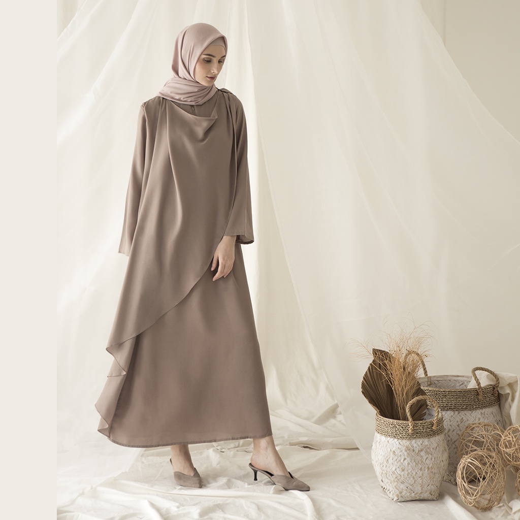 Jual Aura by Aska Label - Gamis crepe lengan panjang, busui friendly, details drape warna Hitam ...