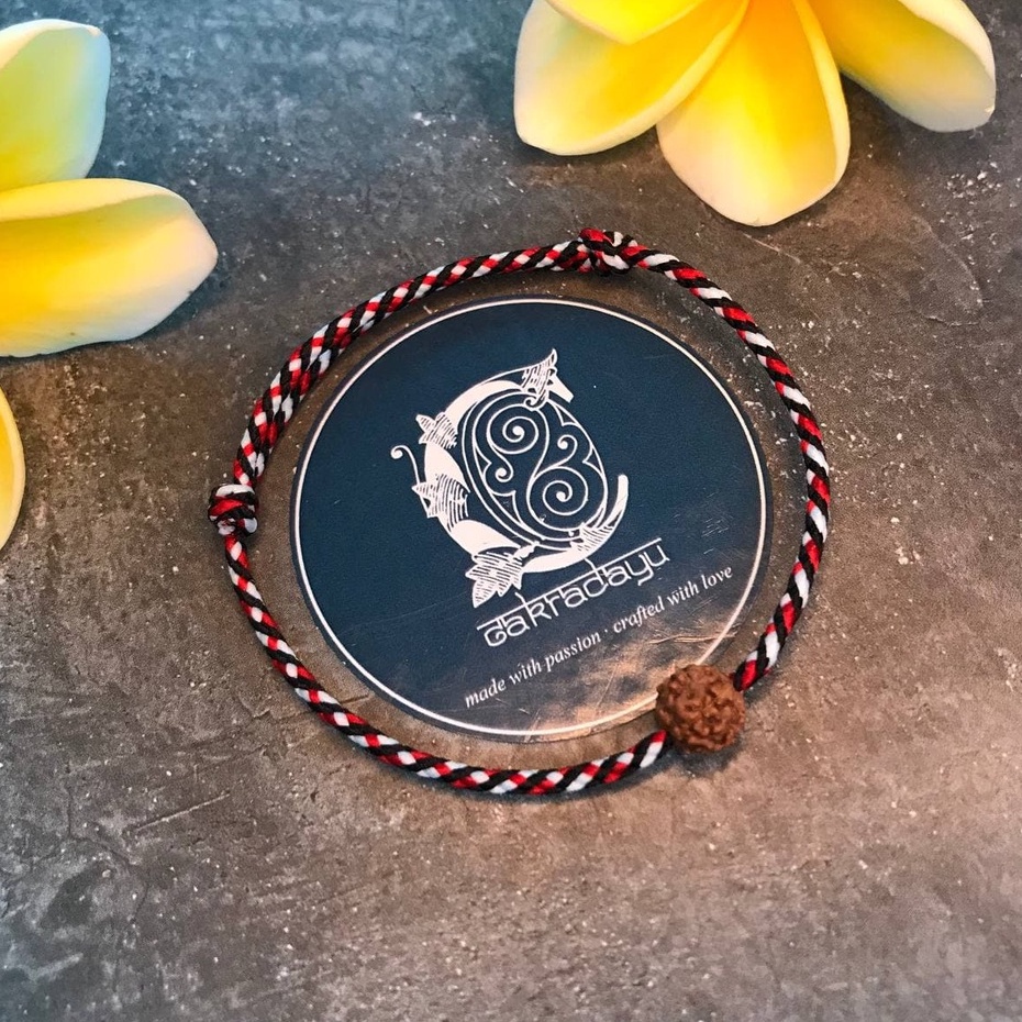Jual CAKRADAYU Gelang Tridatu khas Bali dengan Biji Genitri Rudraksha ...
