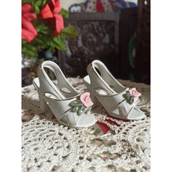 Jual Patung Porselen Antik sepasang Sepatu Heels bunga timbul(2buah ...