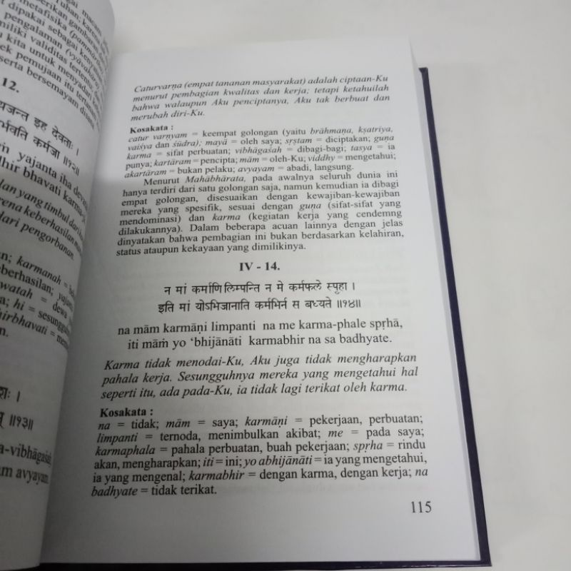Jual Buku Kitab Bhagawadgita Bhagawad Gita Pancama Veda Weda Biru Agama ...