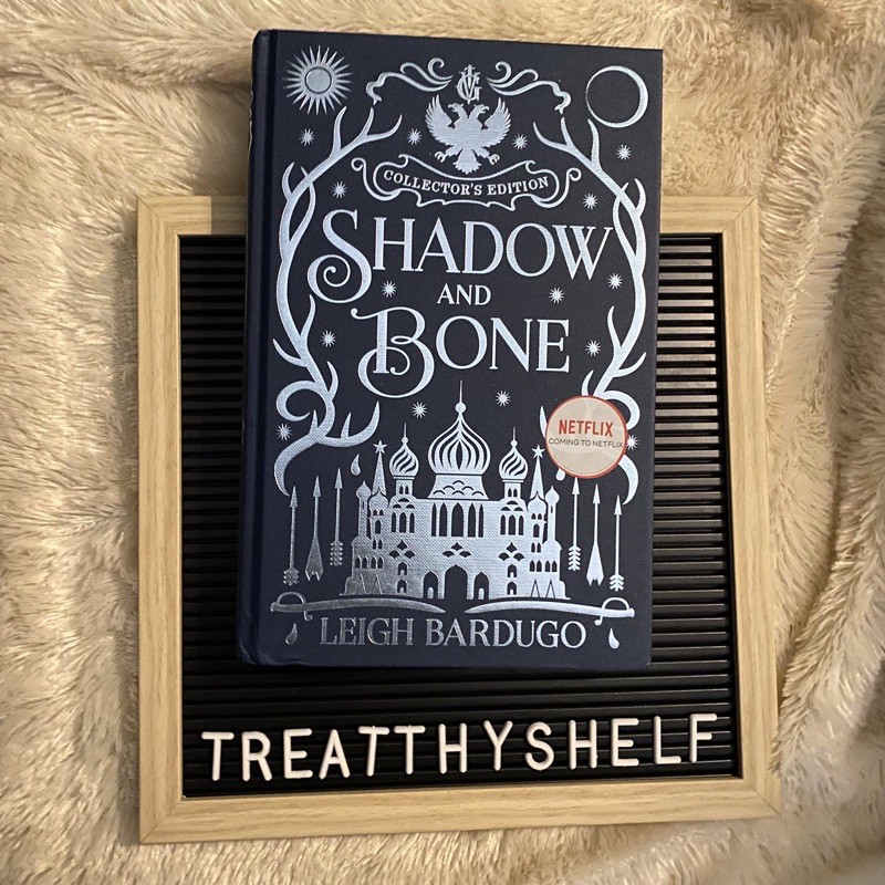 Jual Shadow and Bone Collector’s Edition Leigh Bardugo | Shopee Indonesia