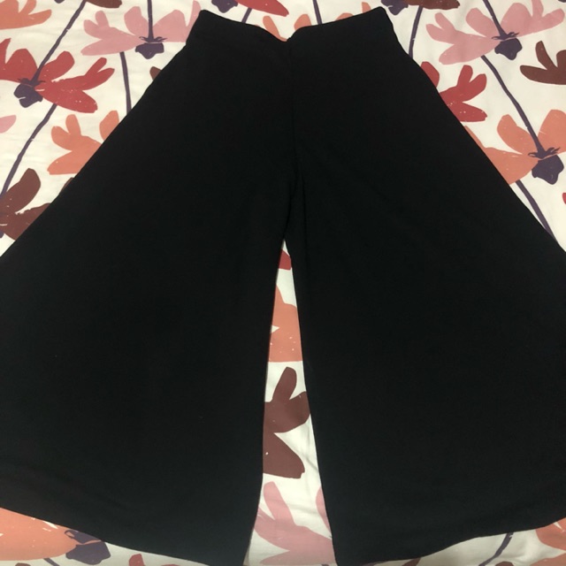 Jual Uniqlo Black Wide Flare Culotte Celana Kulot Hitam | Shopee Indonesia