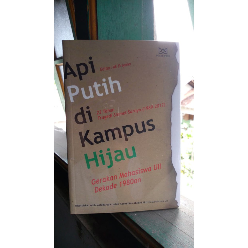 Jual Buku Api Putih di Kampus Hijau, Gerakan Mahasiswa UII Dekade 1980 ...