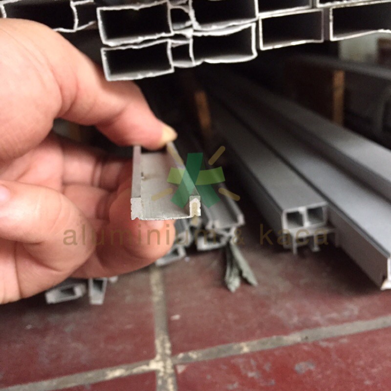 Jual rel showcase etalase U M H rel lemari kaca | Shopee Indonesia