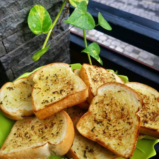 Jual Roti garlic 10 potongan/roti tawar/roti oles/margarine/gurih ...