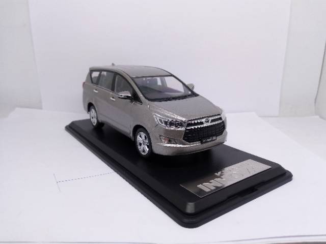 Jual Diecast Miniatur Mobil Toyota Kijang Innova Reborn Diecast Mobil ...