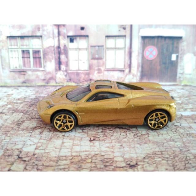Jual hot wheels hotwheels pagani huayra gold emas gift pack | Shopee ...