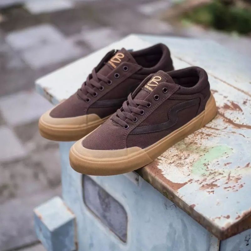 Jual PATROBAS CLOUD LOW BROWN GUM | Shopee Indonesia