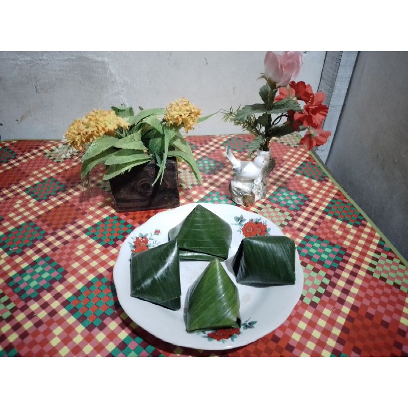 Jual Bugis Unti Kelapa Gula Merah Spesial / Bugis Daun Pisang Isi Unti ...