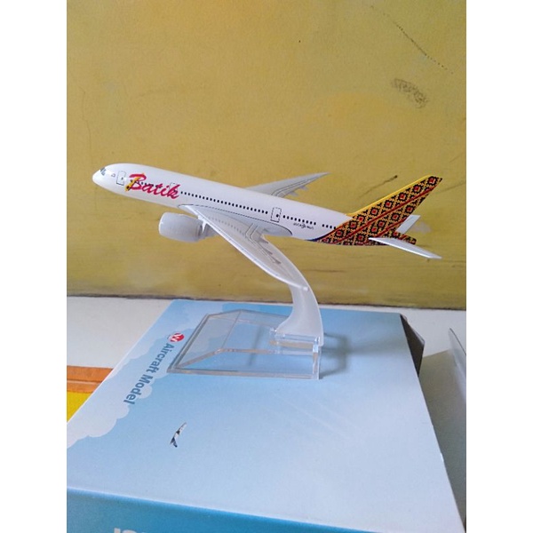 Jual miniatur pesawat batik airoriginal full metal | Shopee Indonesia