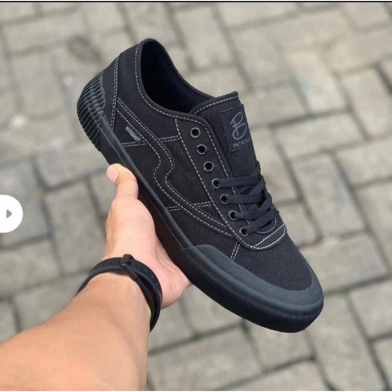 Jual PATROBAS EQUIP LOW ALL BLACK / FULL BLACK | Shopee Indonesia