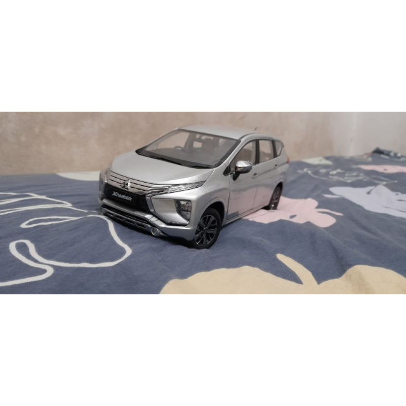 Jual Diecast mobil Xpander miniatur Mitshubishi Xpander skala 1:18 open ...